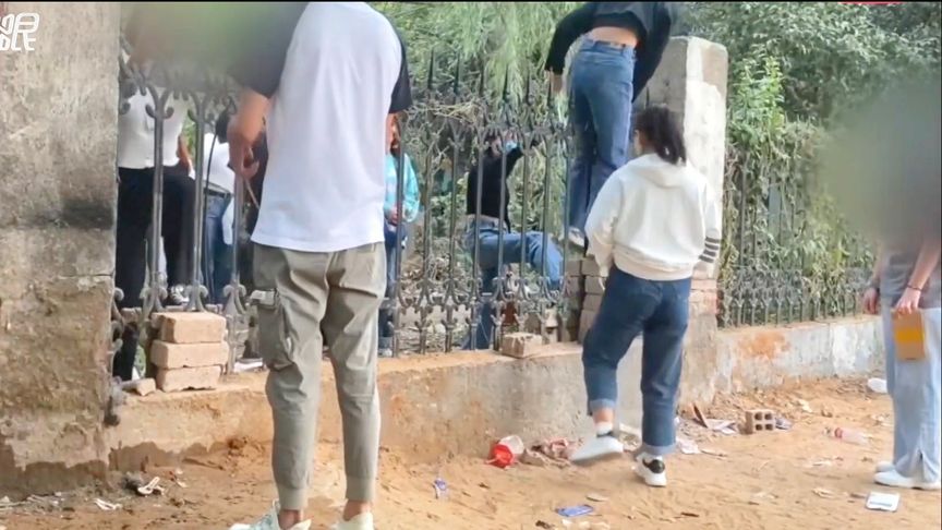 冒着拉胯危险出校门!河南一高校封校管理 学生家长翻墙进出学校