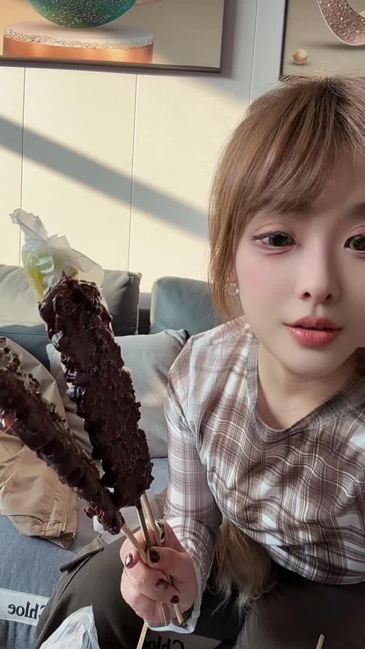 ...十字街 雅迪电动车门口 那个大爷是大江三轮车 绝了@安新蜜芽儿童装