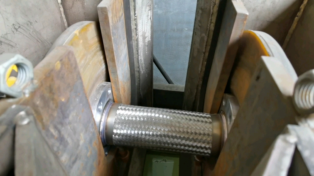金属软管怎么试压,金属软接头试压现场