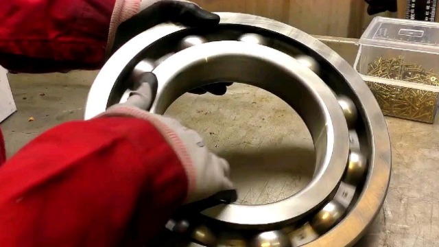 调心球轴承里面的滚珠,是如何安装进去的?想涨知识的进来!