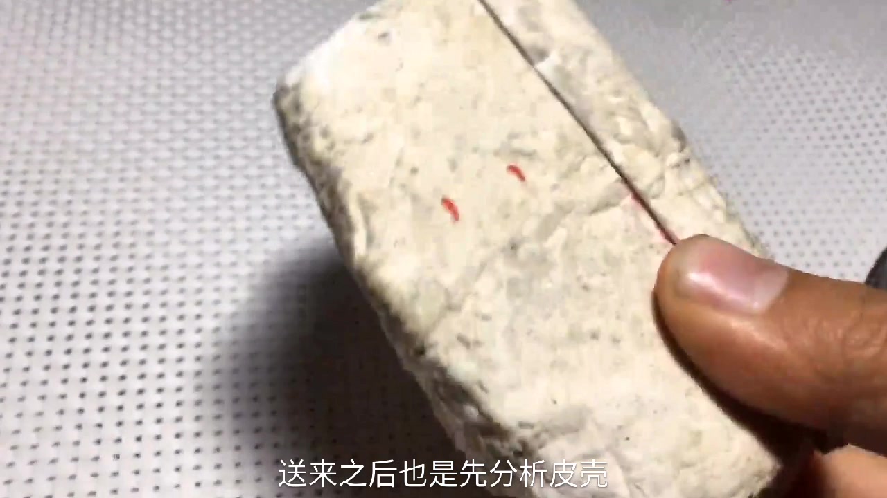 老木那翡翠原石打灯看不到任何表现,切开后你能给几分!