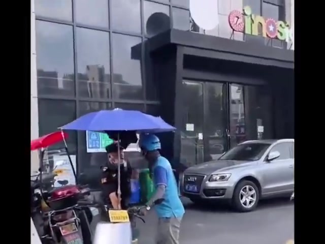 外卖员跟保安总打架