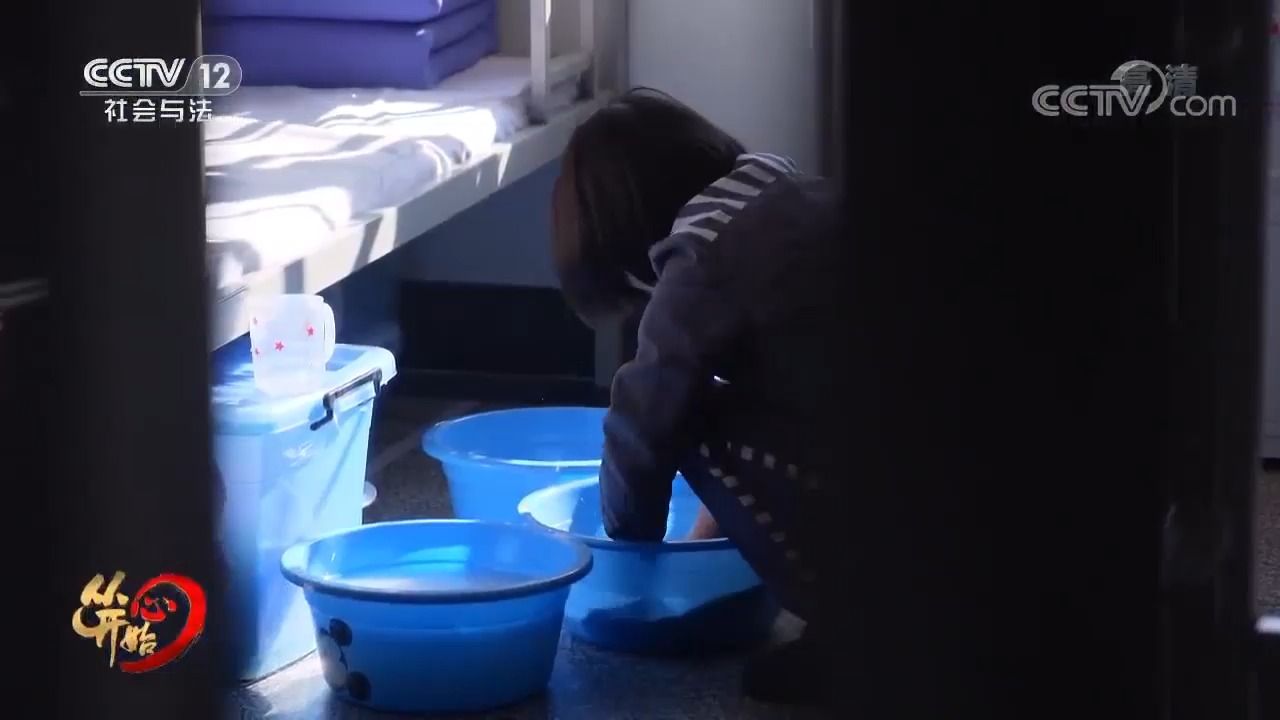 女子犯罪入狱,高墙铁窗内的忏悔心声。远离犯罪,珍惜自由(央视12法制...