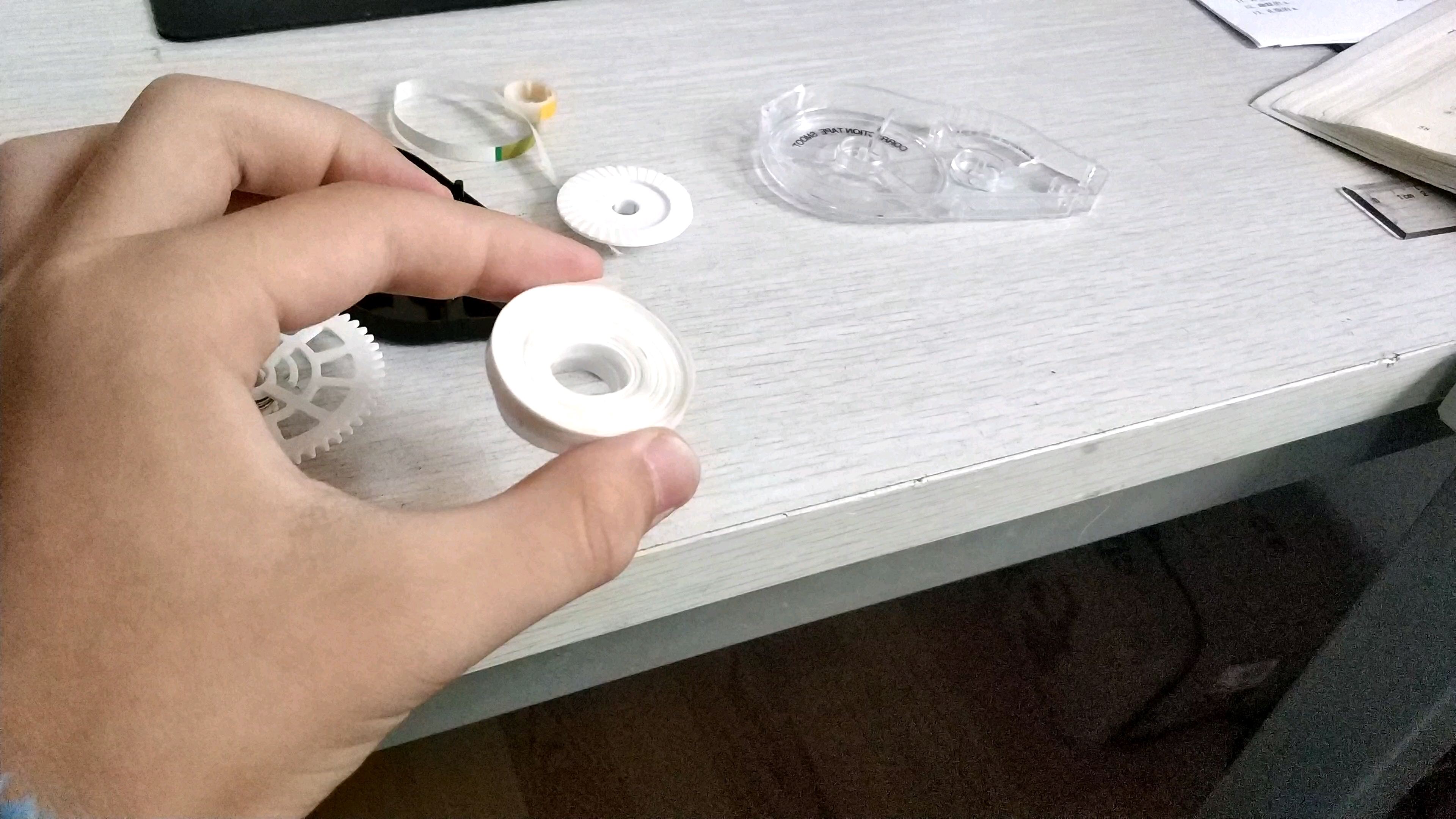 用完的修正带飞漱其间