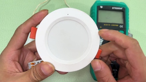 LED灯不亮了,换个新灯也不亮,怎么判断是什么原因?现场教你