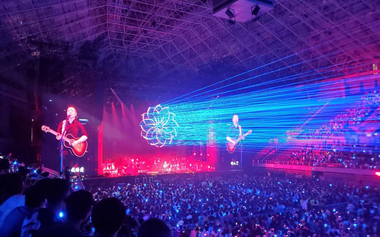 许巍“无尽光芒”演唱会杭州站 《像风一样自由》 本想也许幸运的话...