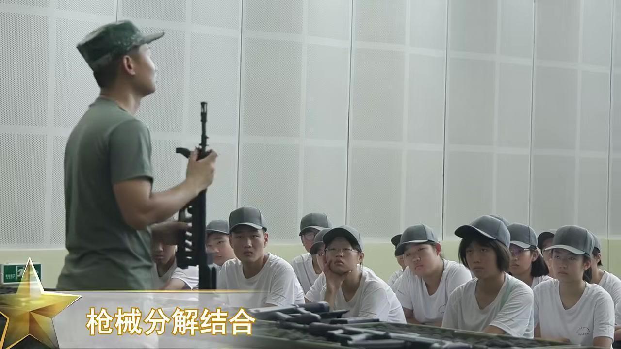 ...枪械拆解、真人cs、模拟沙盘、国防动员讲座......丰富多彩的课程设置...