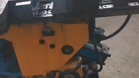 半自动弯管机试频,人工定位自动弯管,适合弯角少的产品。