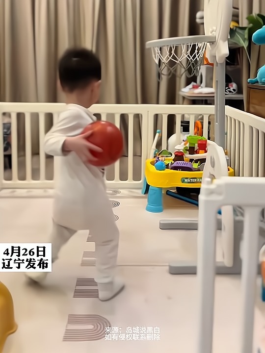小小年纪便展现出来非凡天赋,小男孩投篮姿势标准