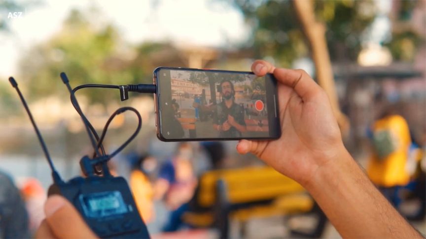 真惊喜!一拖二UHF无线麦克风也可以连接智能手机使用?