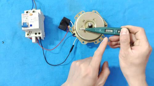 电机外壳带电一碰就消失?3步排查秒懂故障原因,安全用电必看!