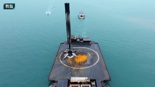 SpaceX猎鹰9号助推器返回着陆时落偏了,差一点就掉海里了