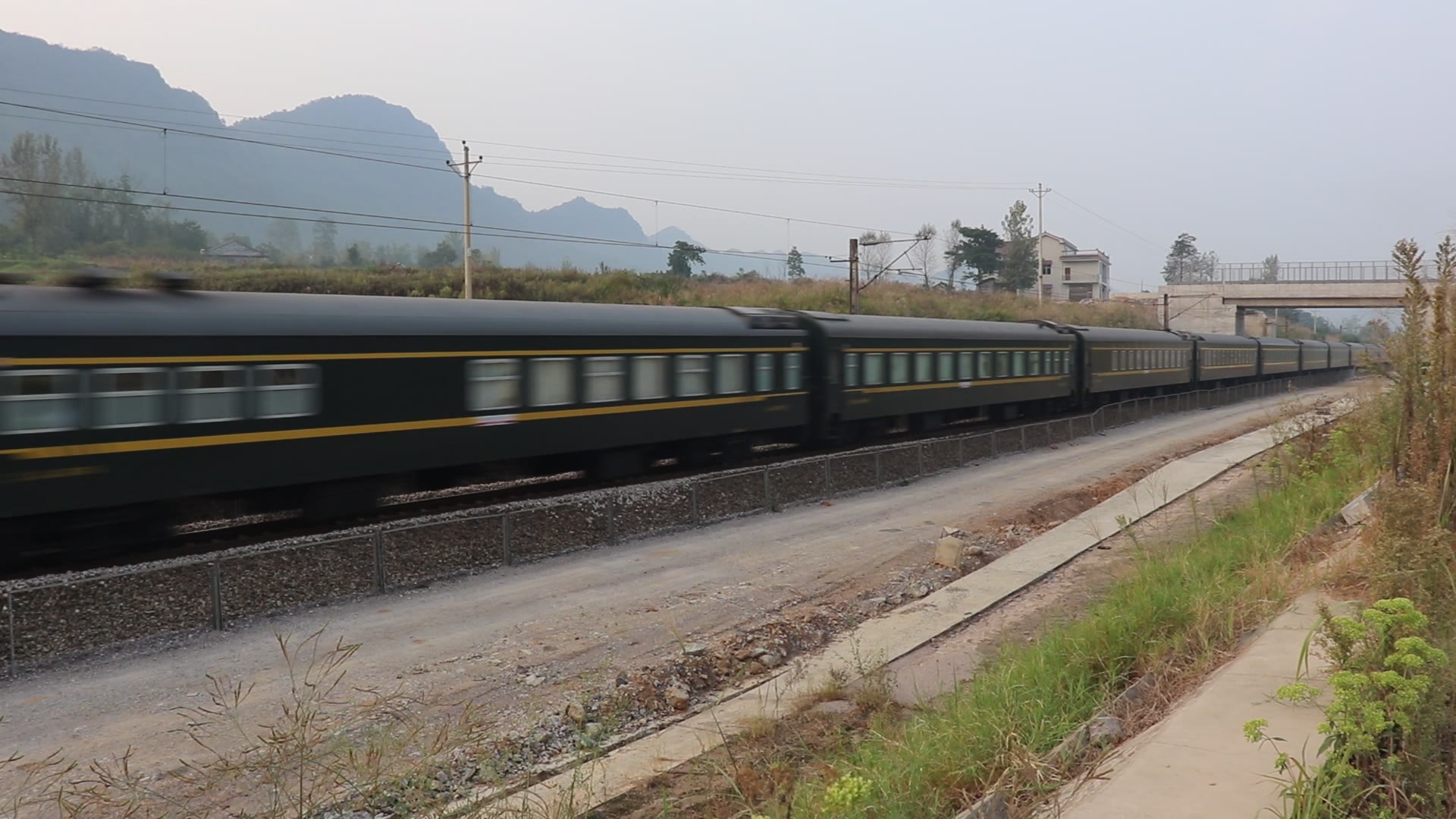 K192次列车梅江站接近