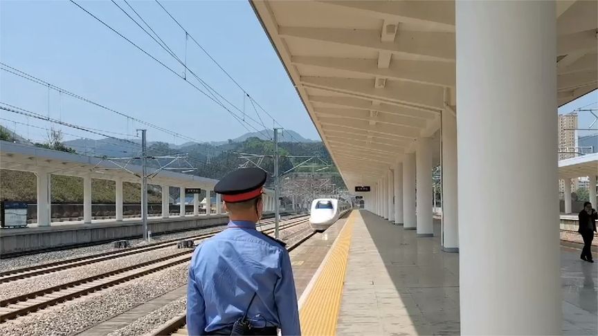 旅客们列车将要进站,请往安全线里面走!D6402次列车驶入延平站