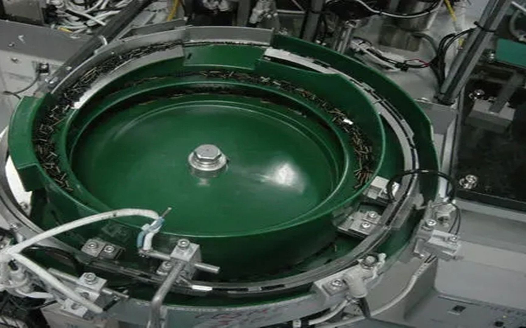 为什么振动盘都会重新做个平台支撑固定?