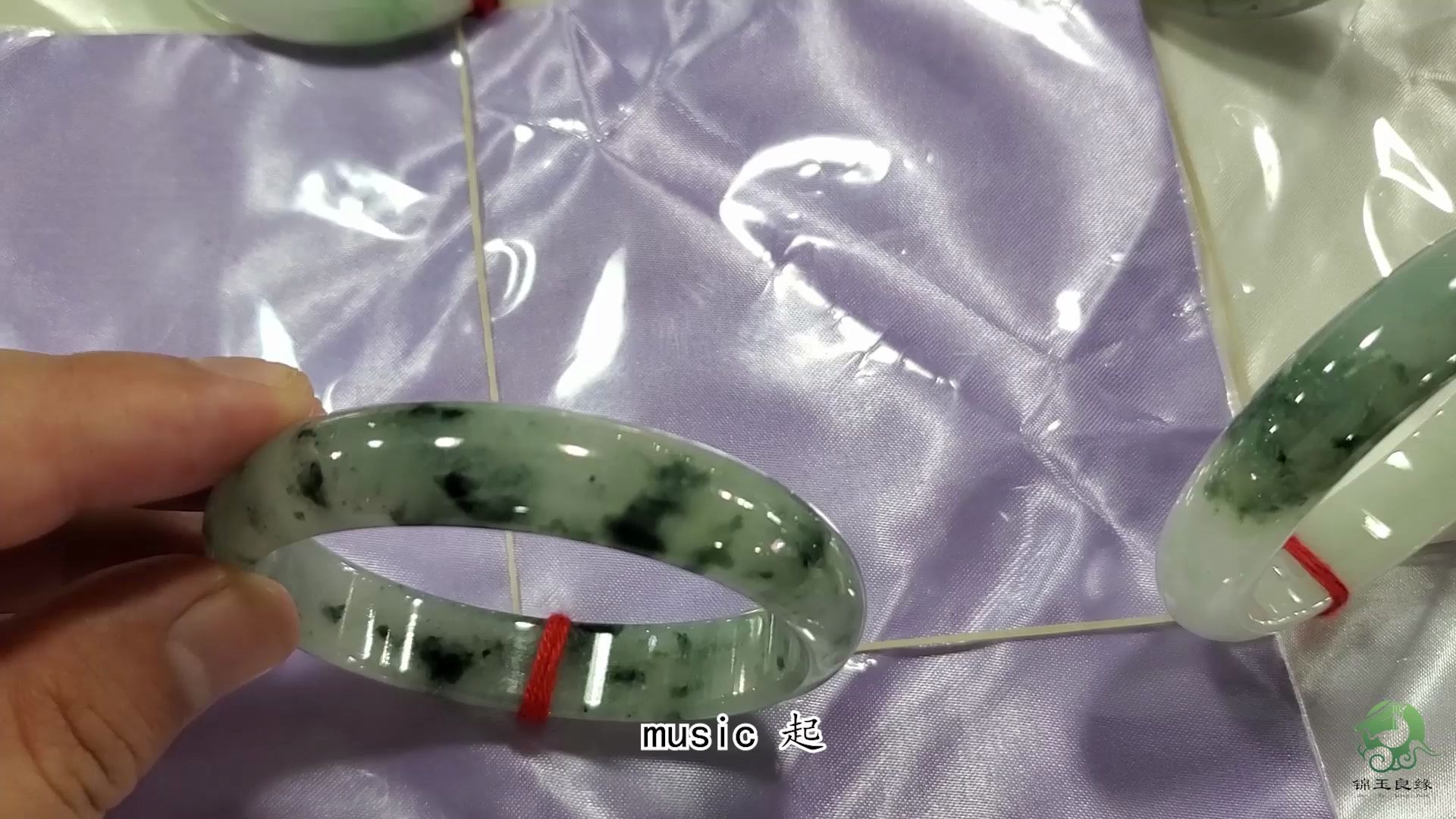 喜欢翡翠飘花手镯来看看大千数的糯冰飘花手镯品质究竟怎么样呢