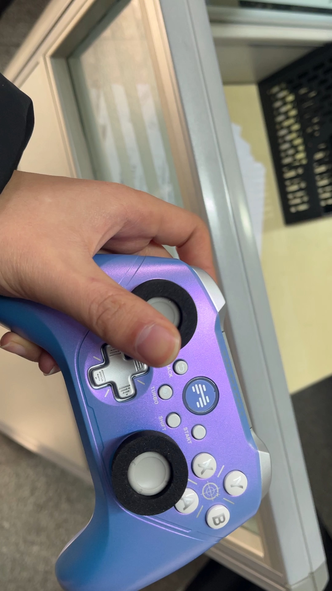 北通阿修罗2PRO+游戏手柄拓展按键和舒适的握持感。在功能方面,...