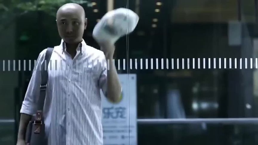 男子制造跟美女偶遇,在镜子面前摆PS,不料镜子是透明,尴尬了