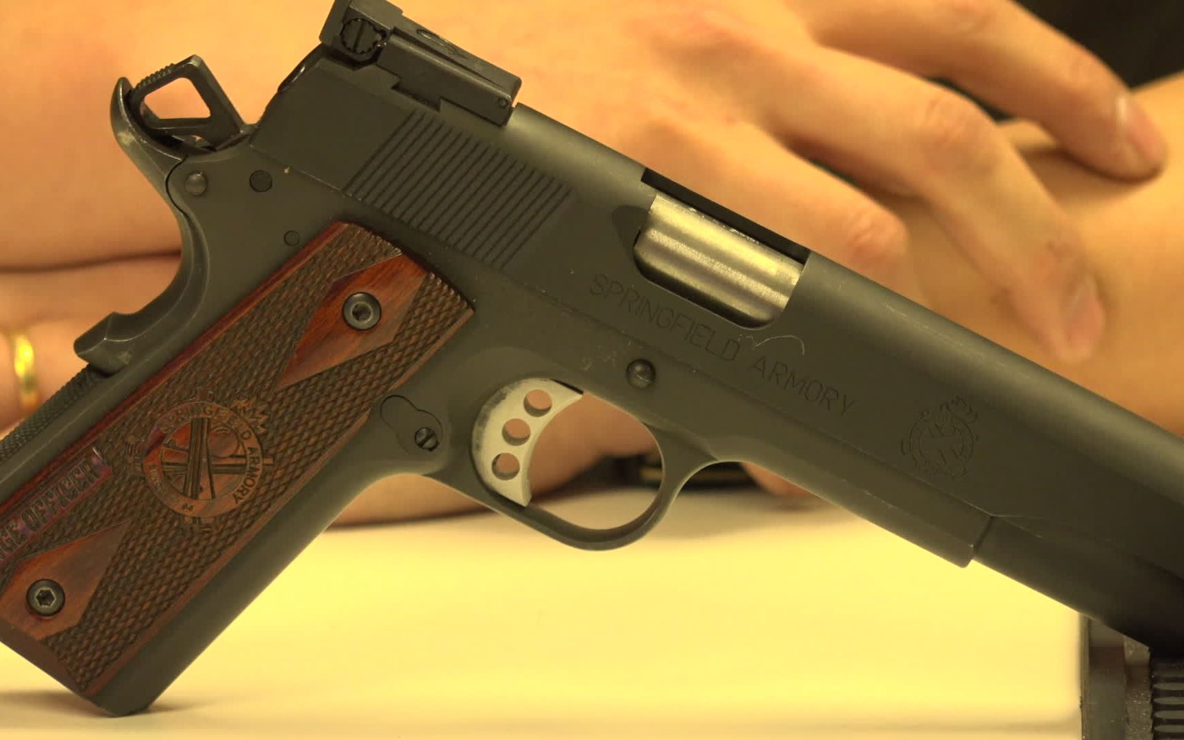如何正确使用M1911手枪?美国专业枪械教练为您演示讲解!
