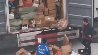 物流工作人员直接将快递扔下车分拣,网友记录下令人愤怒一幕
