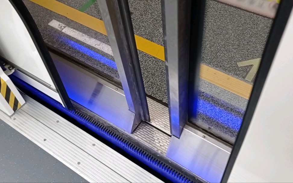 杭州地铁3号线列车 斜式塞拉门关门