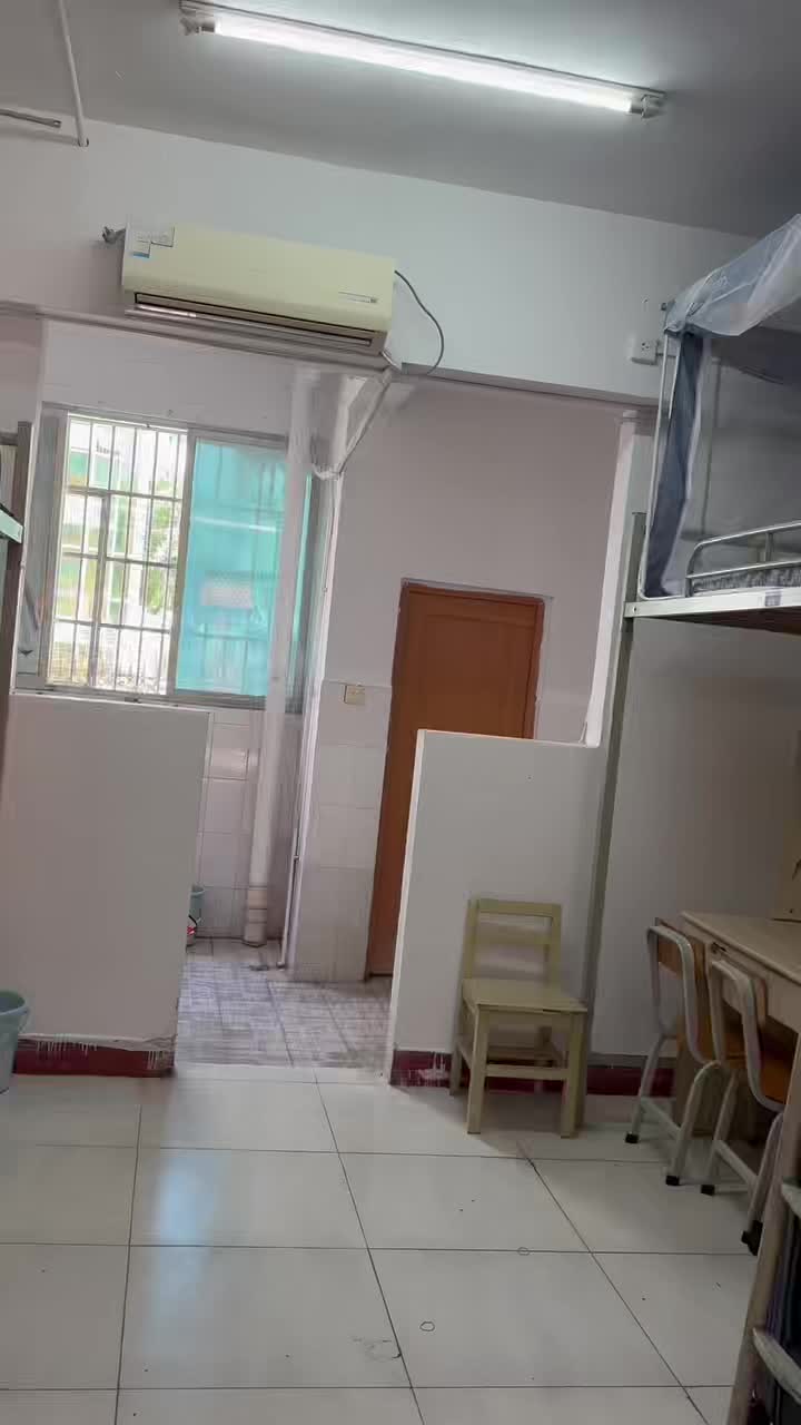 八人间宿舍,安排他们独立了