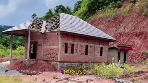 七伯一个人在拆一楼模板,七舅和大哥制作二层门庭柱子模板