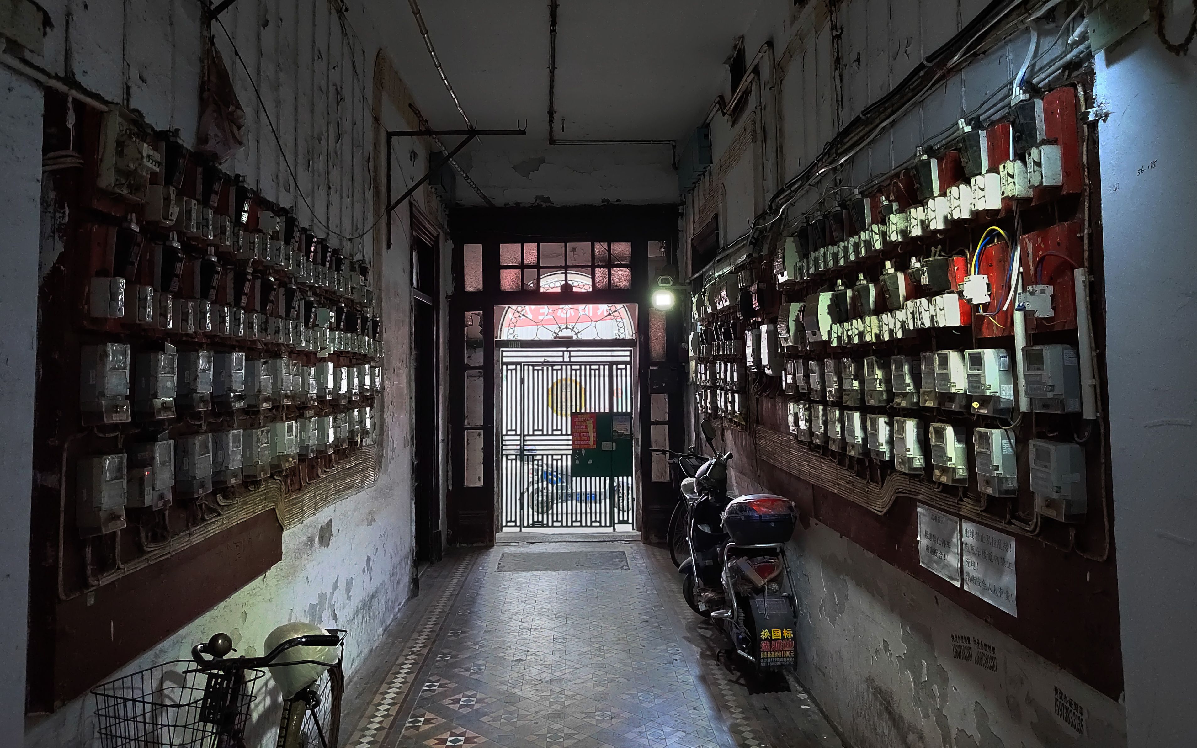 上海老建筑楼内墙上挂满了电表 让人仿佛置身于旧时光