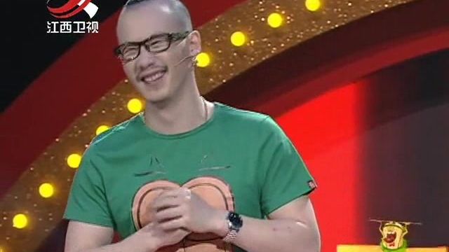 选手通过肢体动作表演歌词,逗乐白凯南