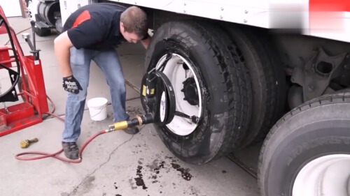 汽车修理工发明的拆轮胎工具,快速卸下轮胎方便补胎