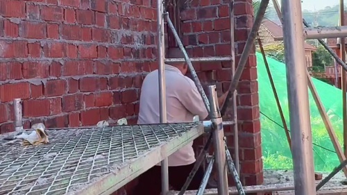 小胖老总亲自拿着撬棍拆除构造柱的模板