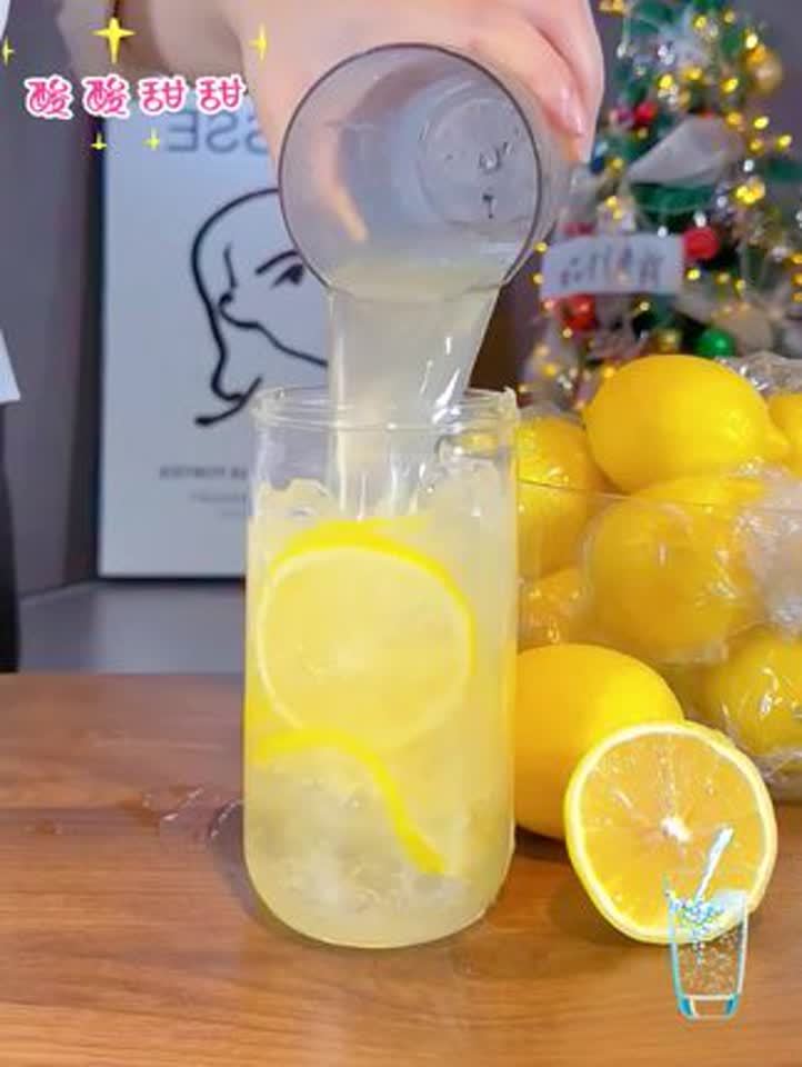 这么热的天,来一杯自制柠檬水吧 又大又新鲜的柠檬!这个价格非常实惠...