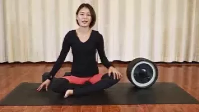 美女老师教你瑜伽轮的使用方法,每天坚持练习,你就是马甲线女王