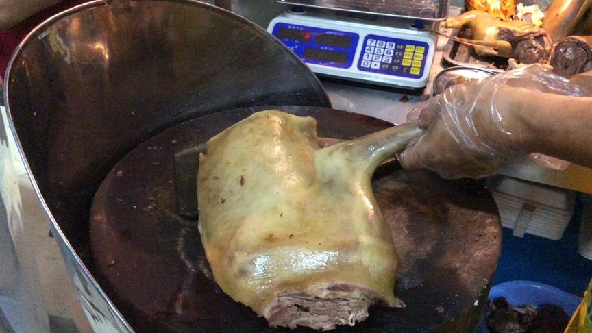 湛江白切狗80元1斤,3人吃1斤3碗狗饭3杯酒,狗肉太香了