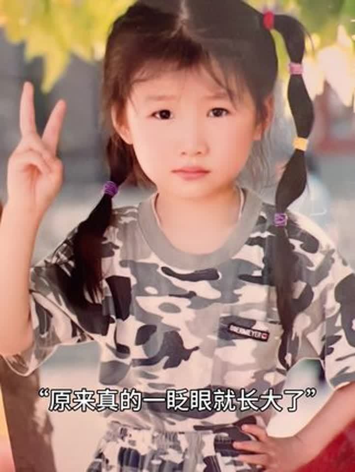 都说小时候的我和儿子一模一样!亲子原来真的一眨眼就长大了以前vs...