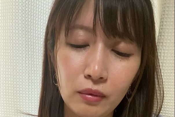 女生主播翻白眼睡觉