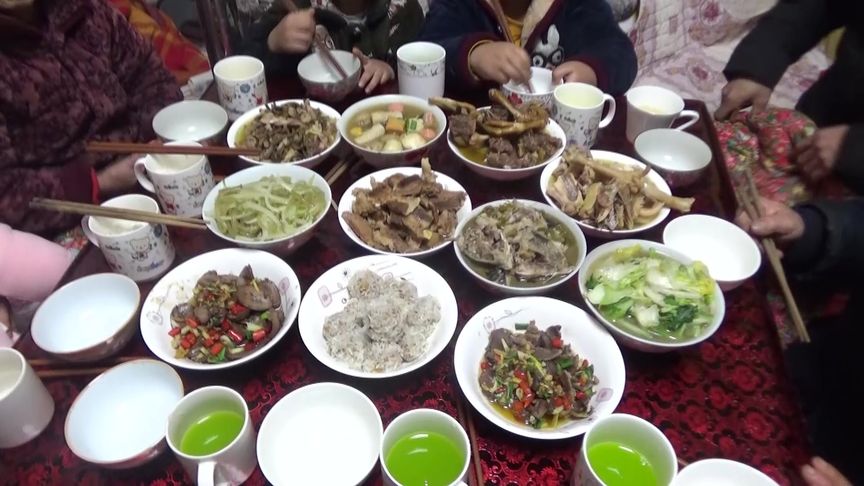 湖南农村吃年夜饭,摆了一桌子的好菜,看着都流口水