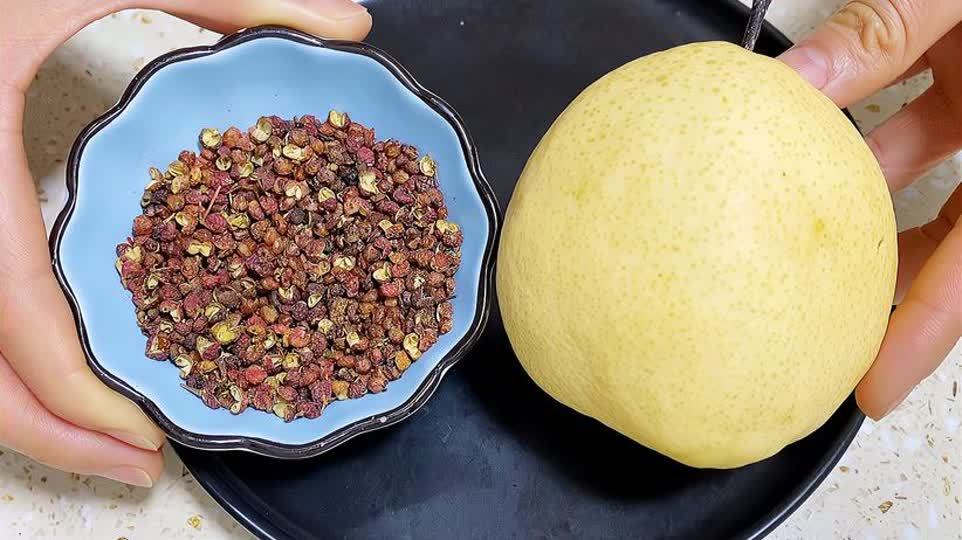雪梨搭配花椒一起蒸一蒸,没想到作用这么厉害,省钱又管用