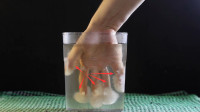 为啥手放进杯子后,水却立马结成了冰,这到底是什么原理?