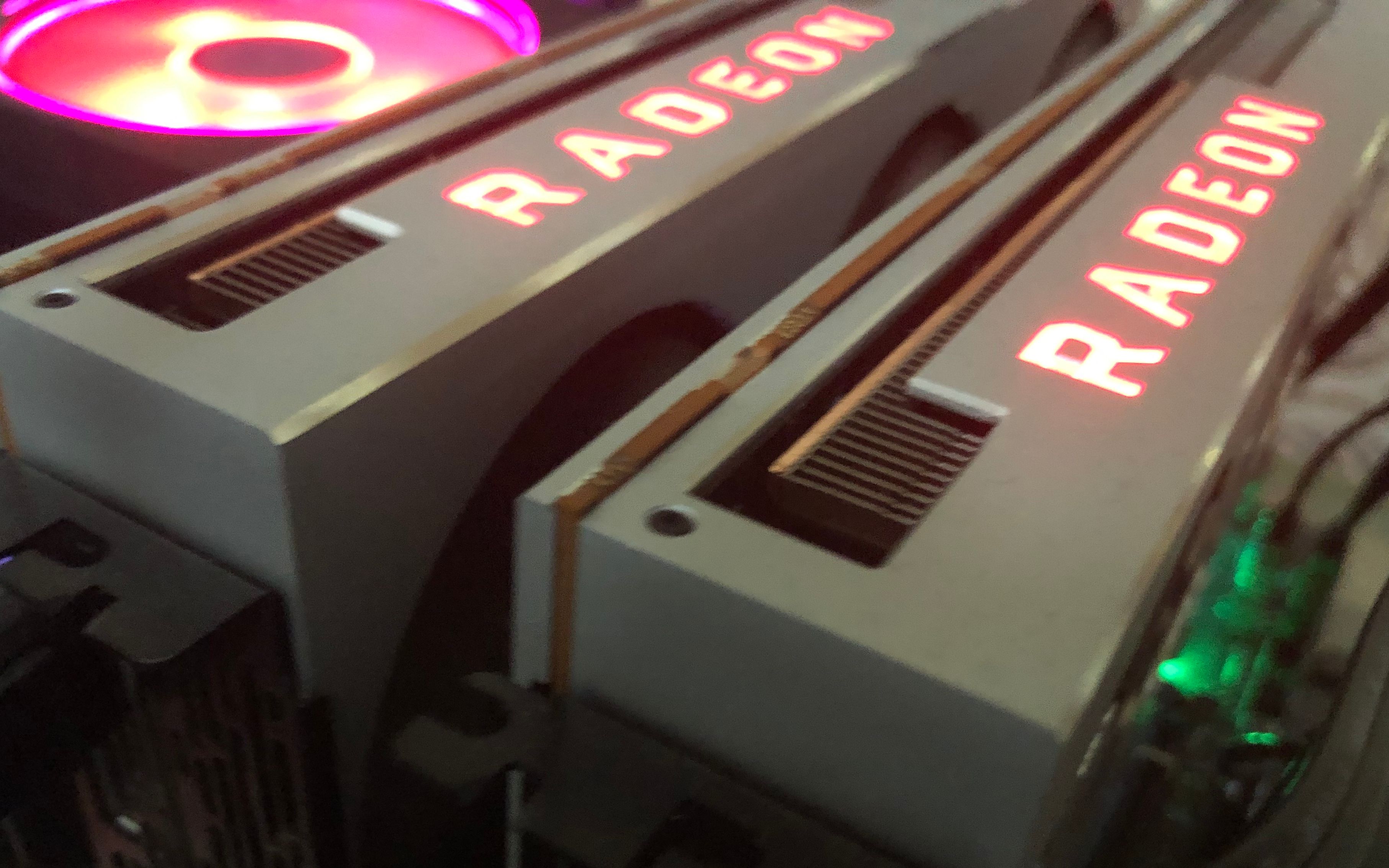 【高清/超清】双路AMD Radeon VII测试:跑分,超频,降压,交火!
