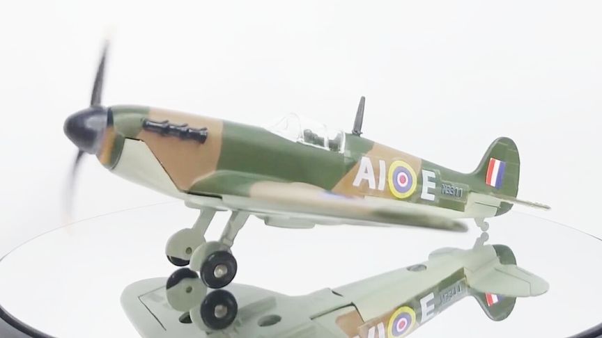 二战飞机模型修复,搞艺术的都会修马达,多才多艺啊!