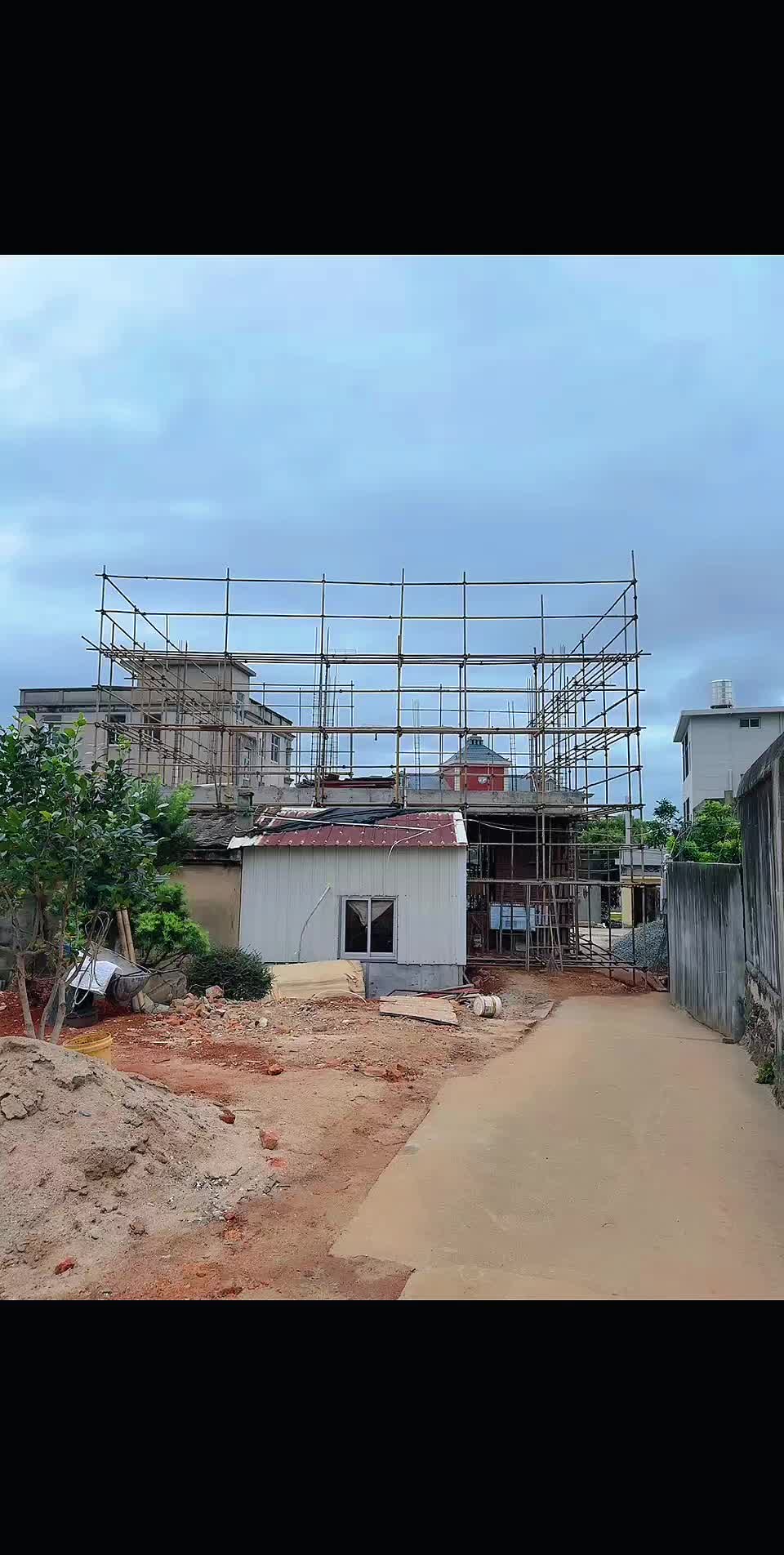 又进一步,钢管架已搭#施工现场实拍 #农村自建房 #农村自建房乡村...