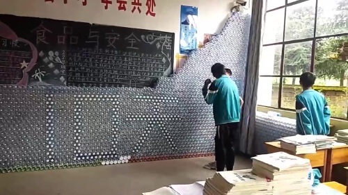 高中学生用同学用完的塑料瓶,拼成了高考倒计时,这工程着实壮观