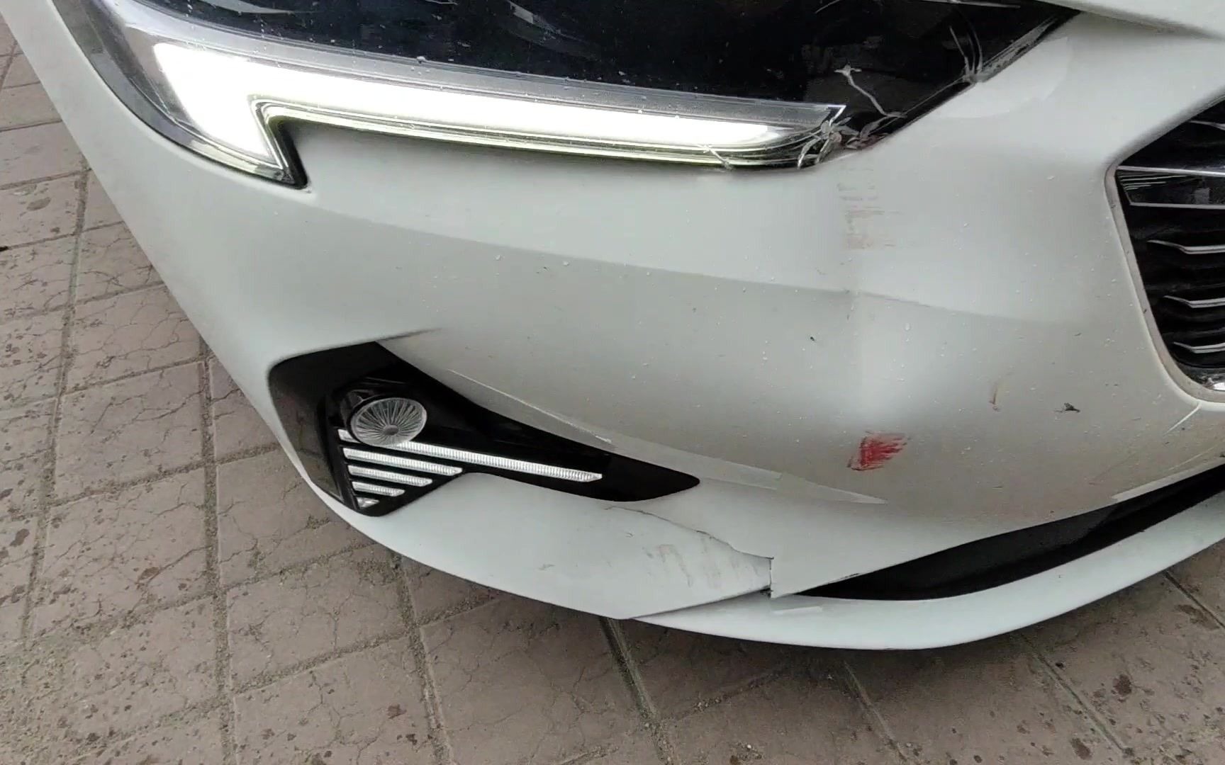 小伙新车被撞,老实大爷愿意承担责任,但4s的维修价格让老人沉默了