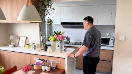 业主家这个半开放式厨房 设计的真不错!做了隐藏式吊轨门 通透又大方~