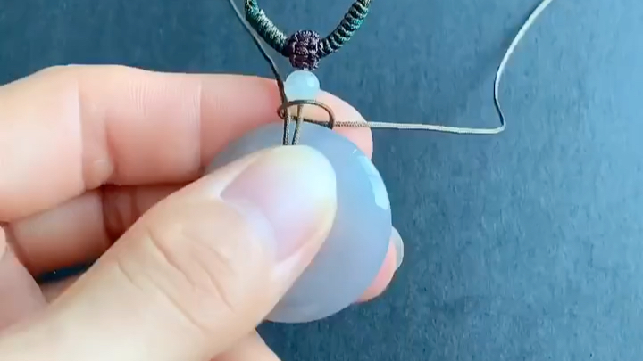 怎样绑平安扣吊坠 平安扣的编法大家好呀,这种绑法就是蛇结的另一种...
