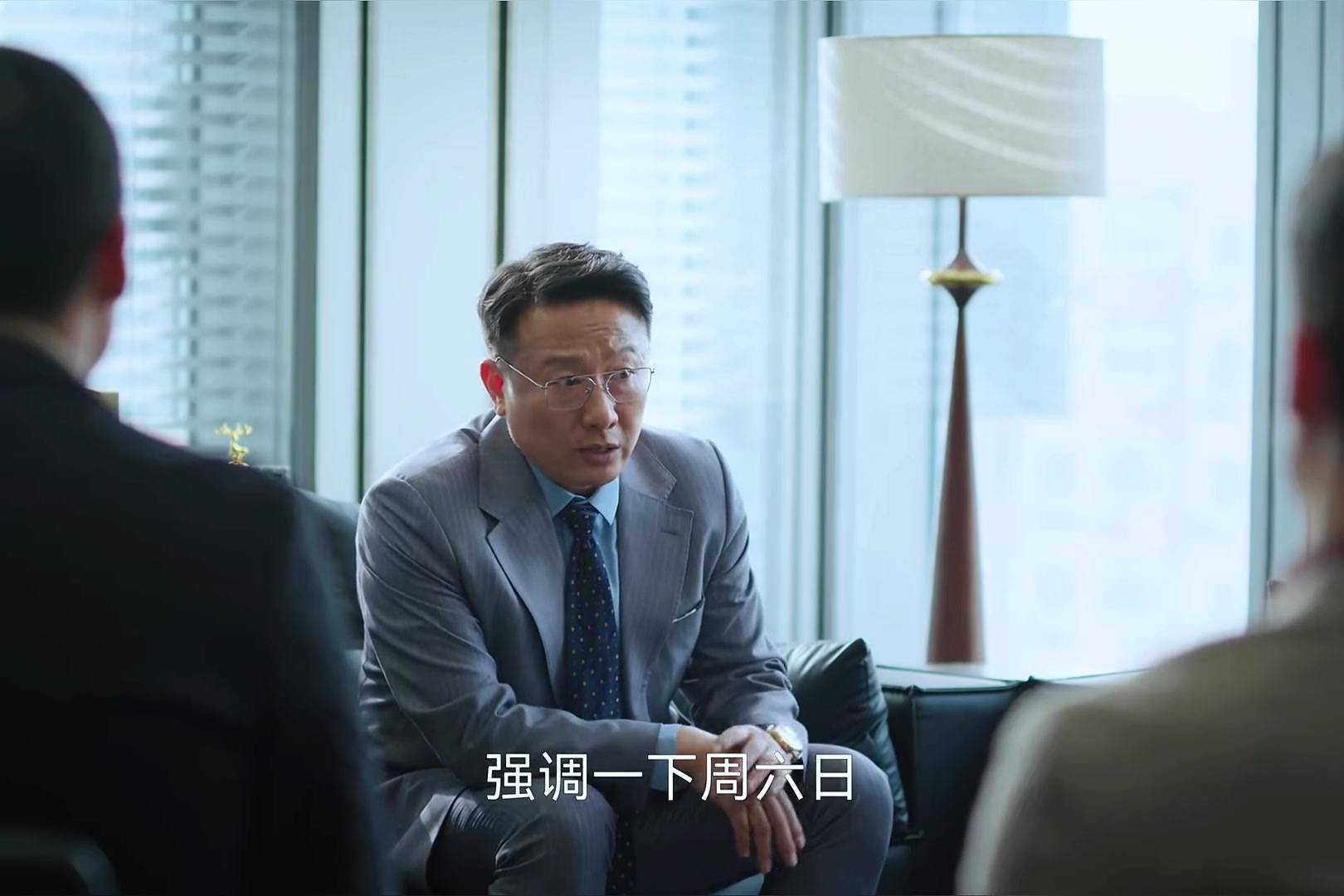 总经理每天啥也不干,就盯着员工不让下班