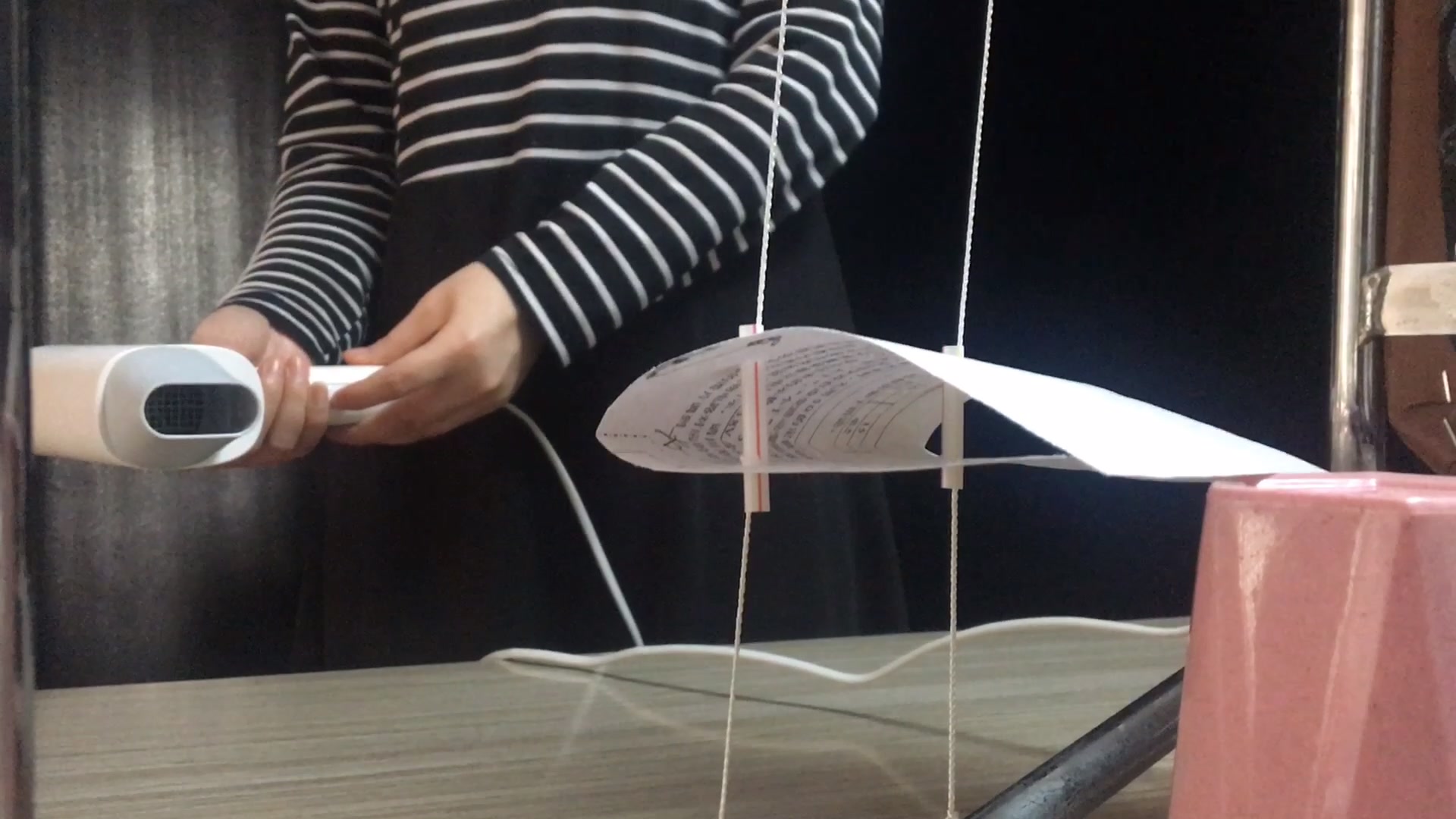 一个吹风机模拟风洞,一分钟了解飞机升力产生的原因