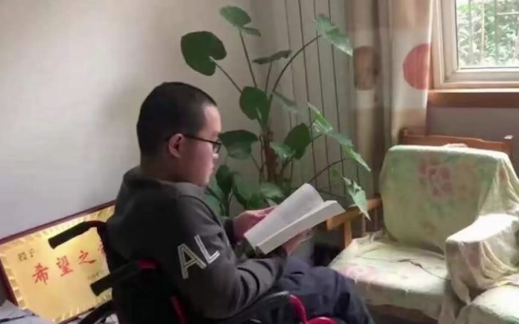 ...【残疾毕业生考入河南邮政后入职被拒,父亲:儿子为工作放弃读研】