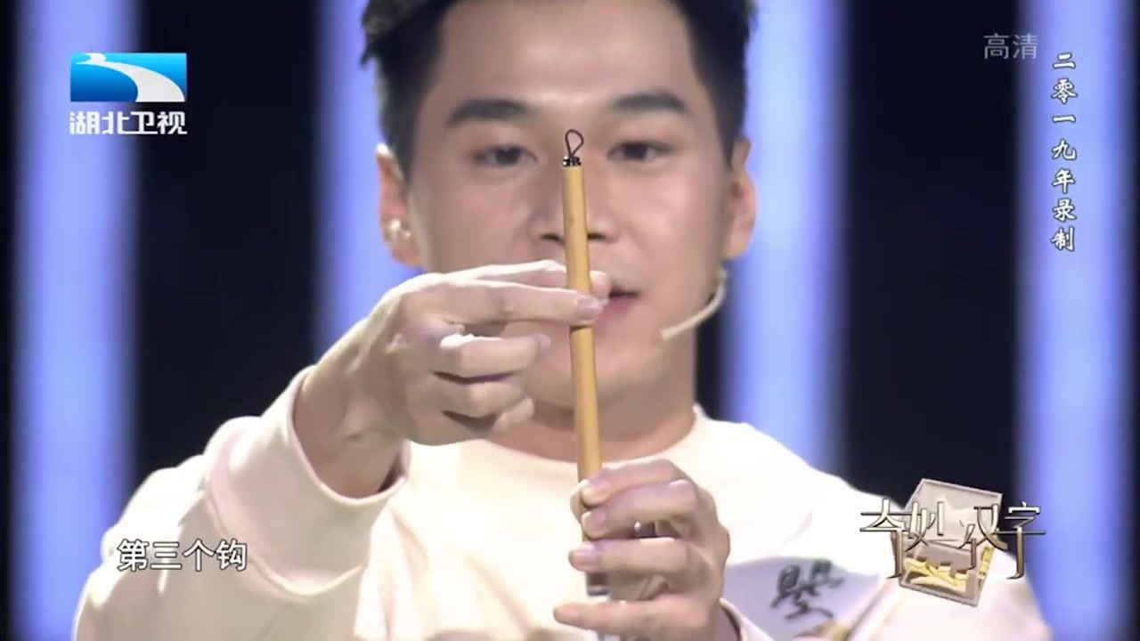 书法老师现场开课,教授毛笔握笔方法,.